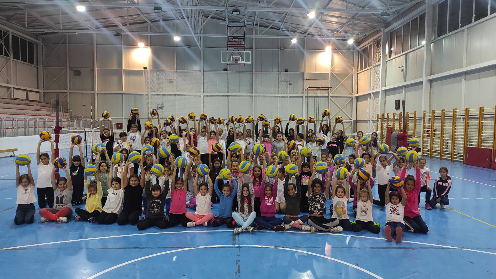 Dozens of Macedonian kids have fun with Volleyball at school | InsideCEV